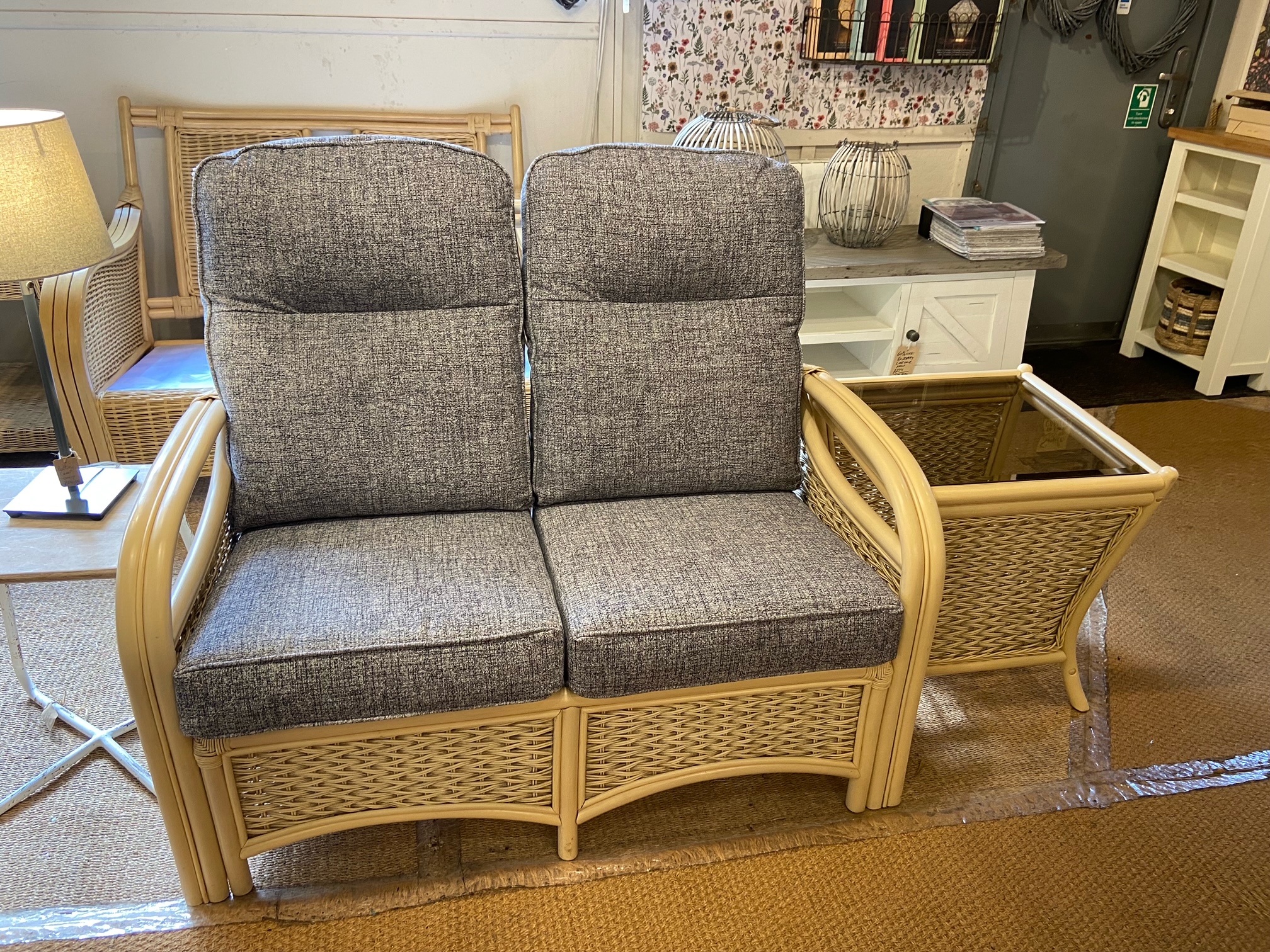 Desser furniture sale store